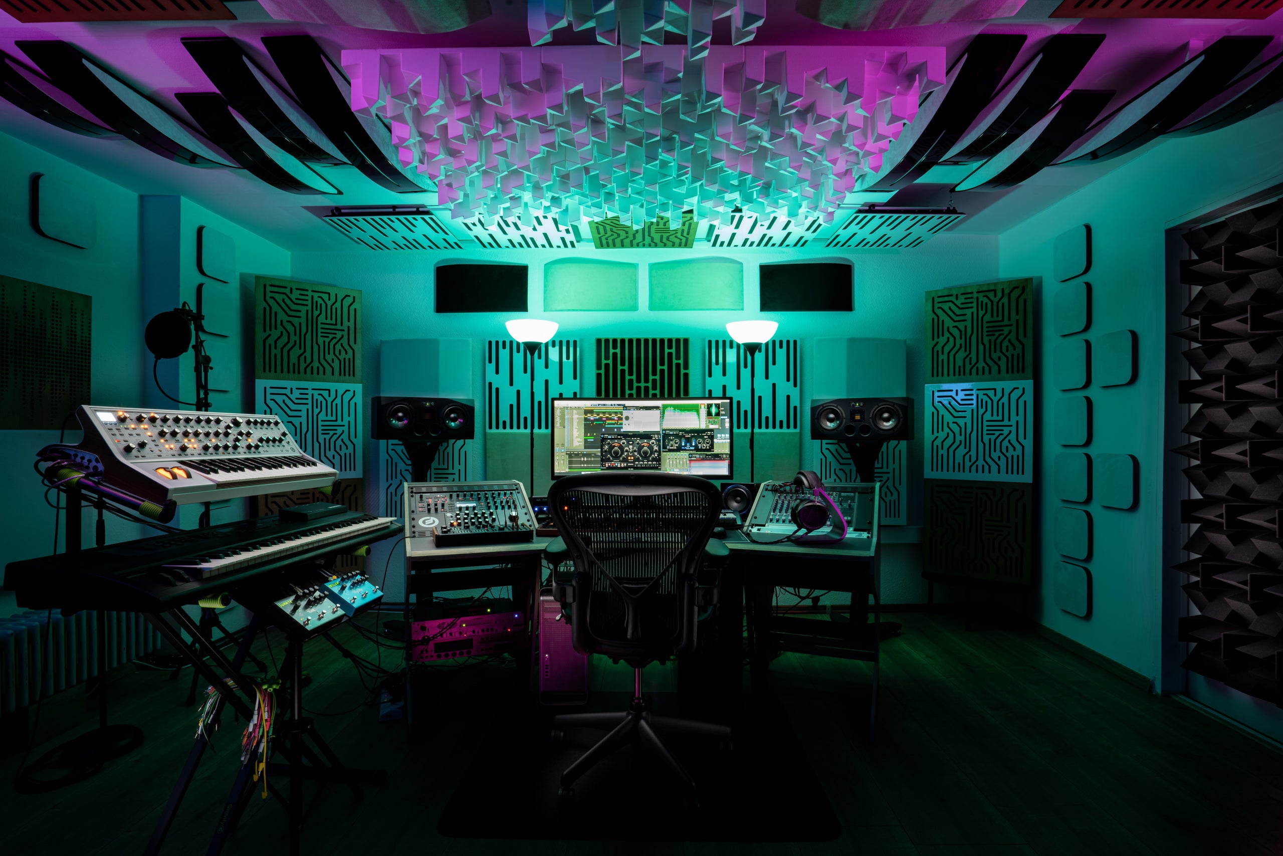 Sessiondesk - desks, racks & speaker stands for studios